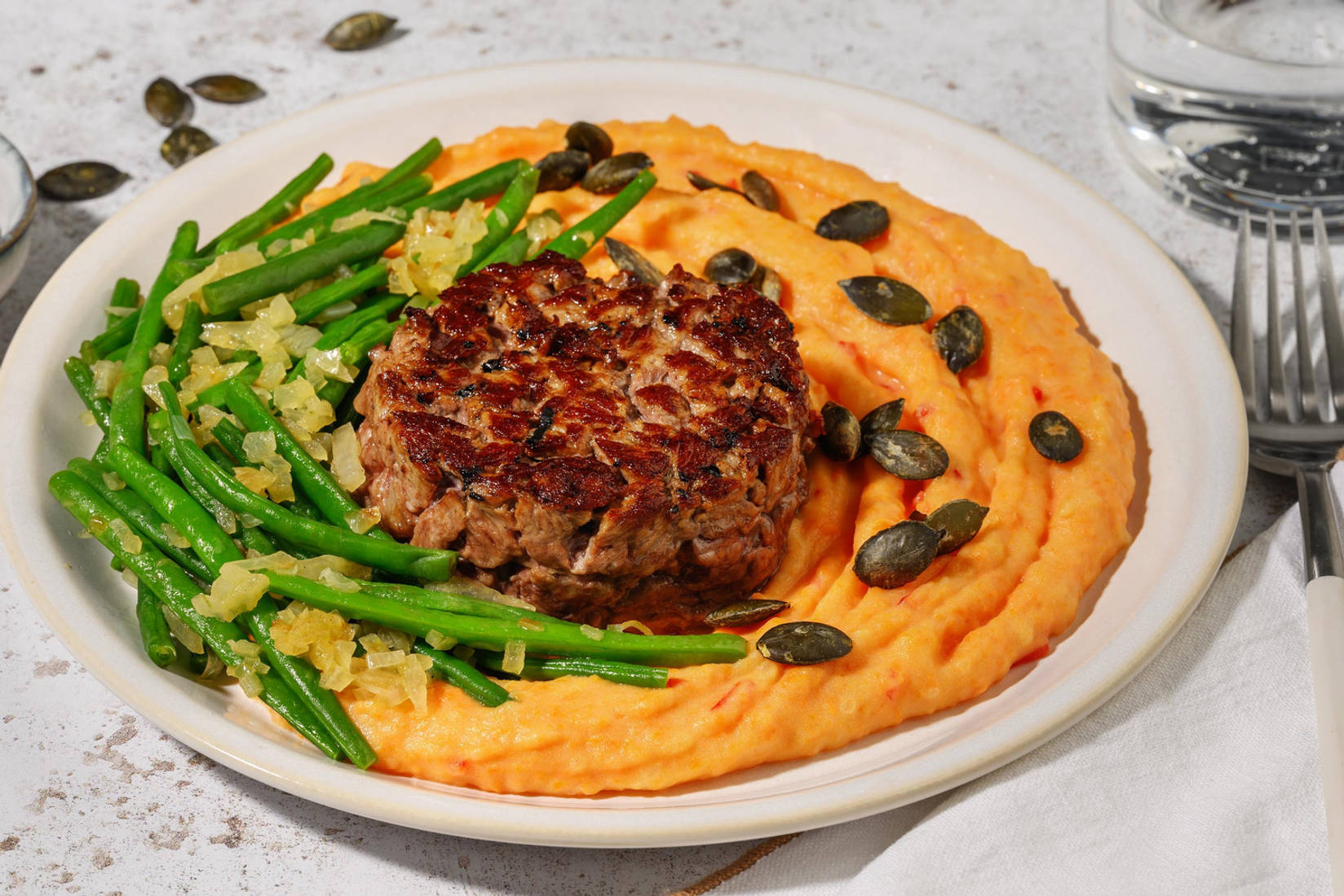 Steak haché et purée de patate douce relevée · Base de données HelloFresh