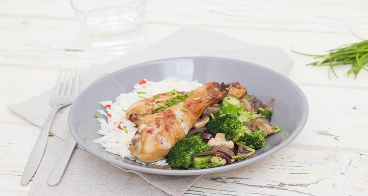 Gemarineerde kip en Oosterse rijst met gewokte broccoli en champignons ...