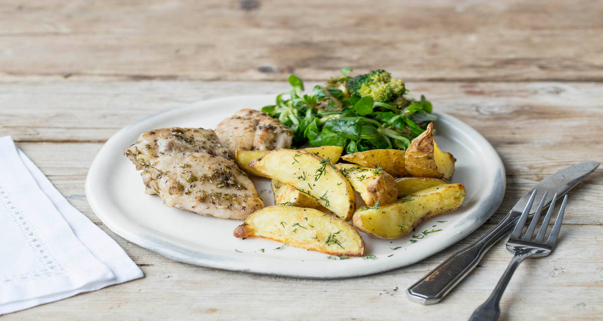 Gemarineerde kippendijfilet met ovenkrieltjes en een lauwwarme salade ...