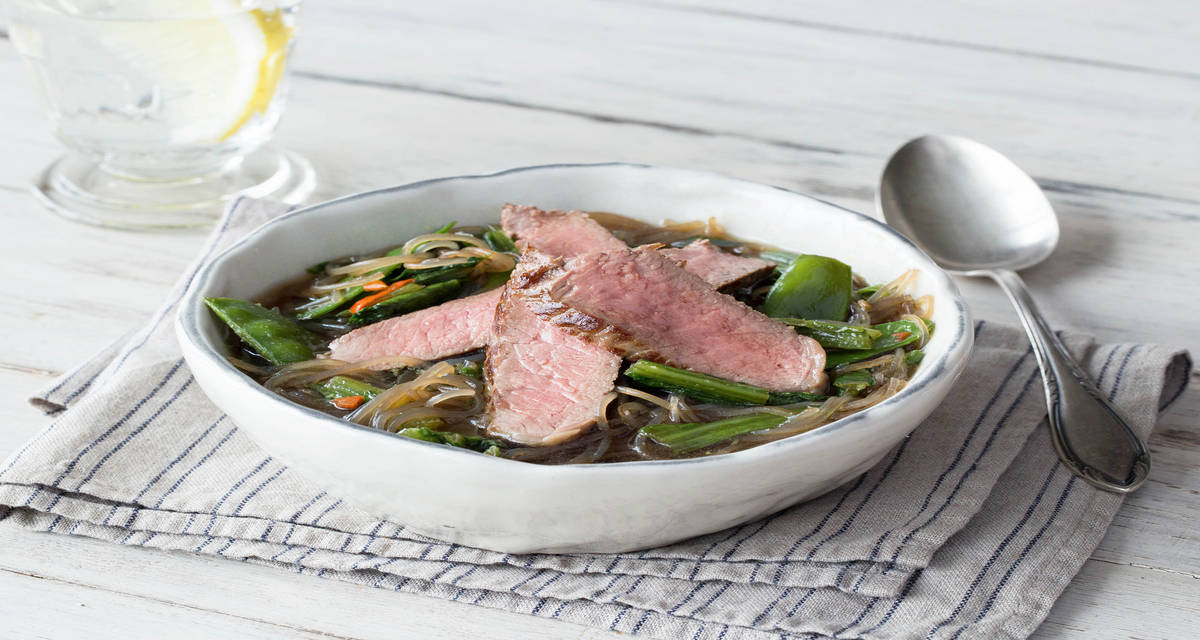 Oosterse soep met biefstuk, sugarsnaps en choisam Recept | HelloFresh