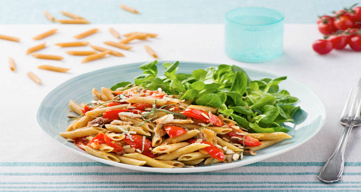 Penne integrale met warmgerookte makreel, romatomaten en veldsla Recept ...