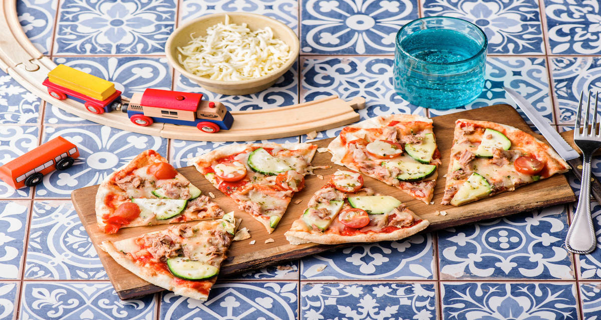 Pizza met tonijn, tomaat en courgette Recept | HelloFresh