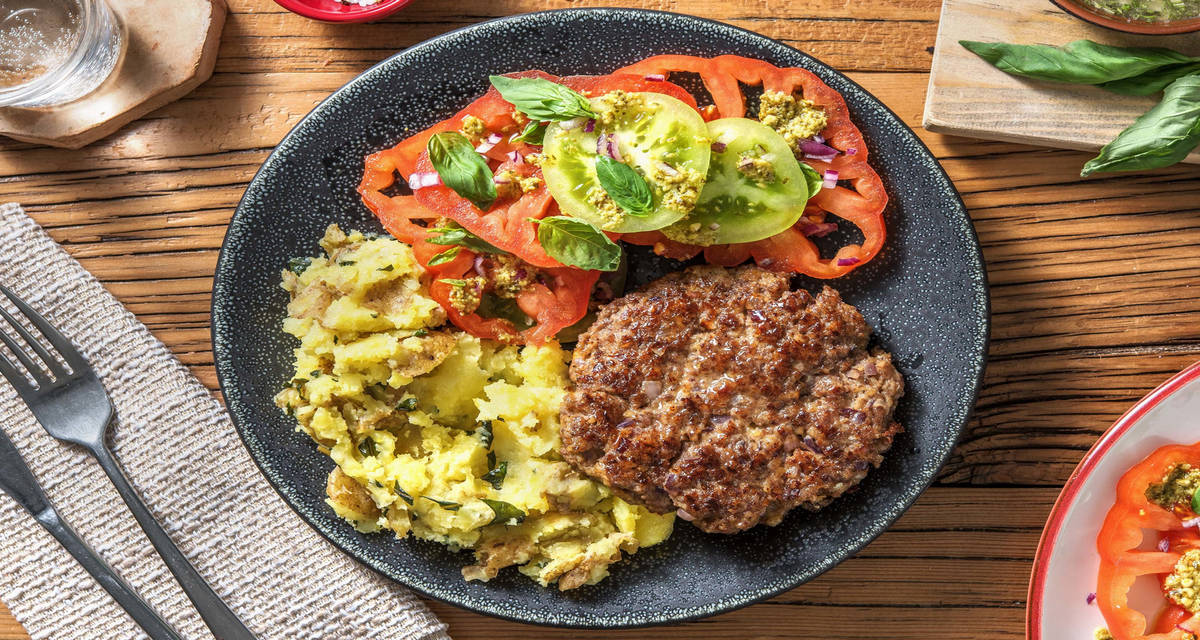 Hakkebiff med gresk salatost, grov potetmos og tomatsalat Recipe | HelloFresh