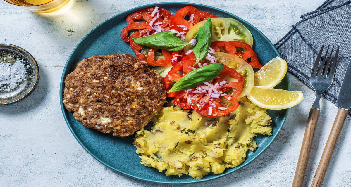 Köttfärsbiff med salladsost, grovt potatismos och tomatsallad Recept ...