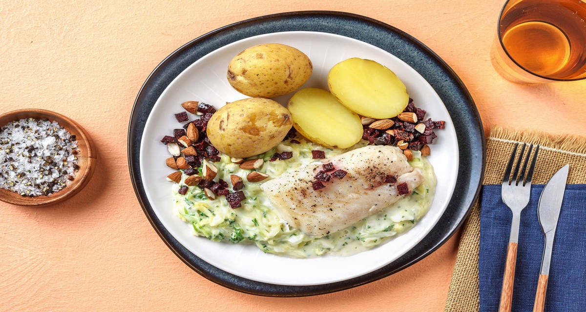 Ugnsbakad torsk med stuvad spetskål, kokt potatis och rödbeta Recept ...