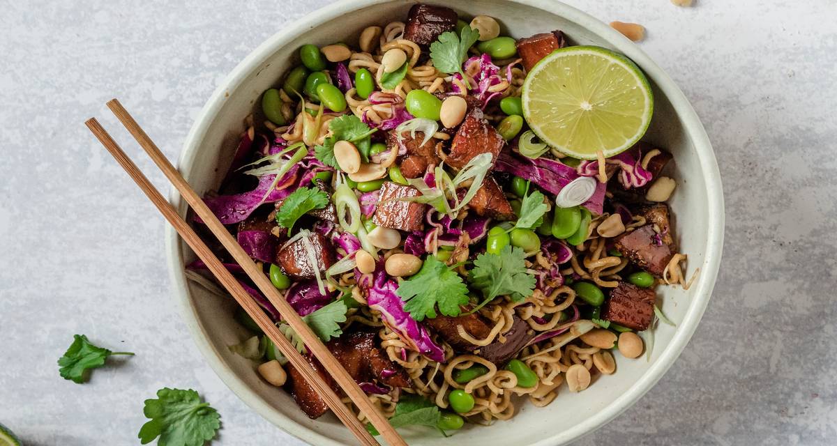 Asiatisk sallad med glaserad skinka Recept | HelloFresh