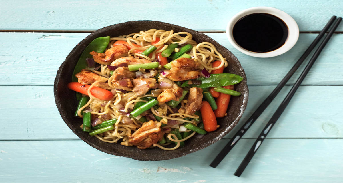 Surinaamse bami met gekruide kippendijfilet Recept | HelloFresh