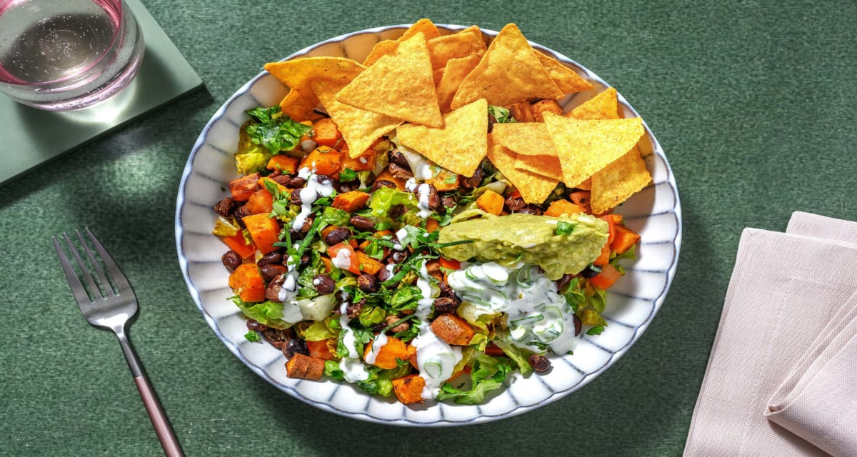 Vegetarische Nacho Bowl mit Guacamole schwarzen Bohnen und cremigem Dip