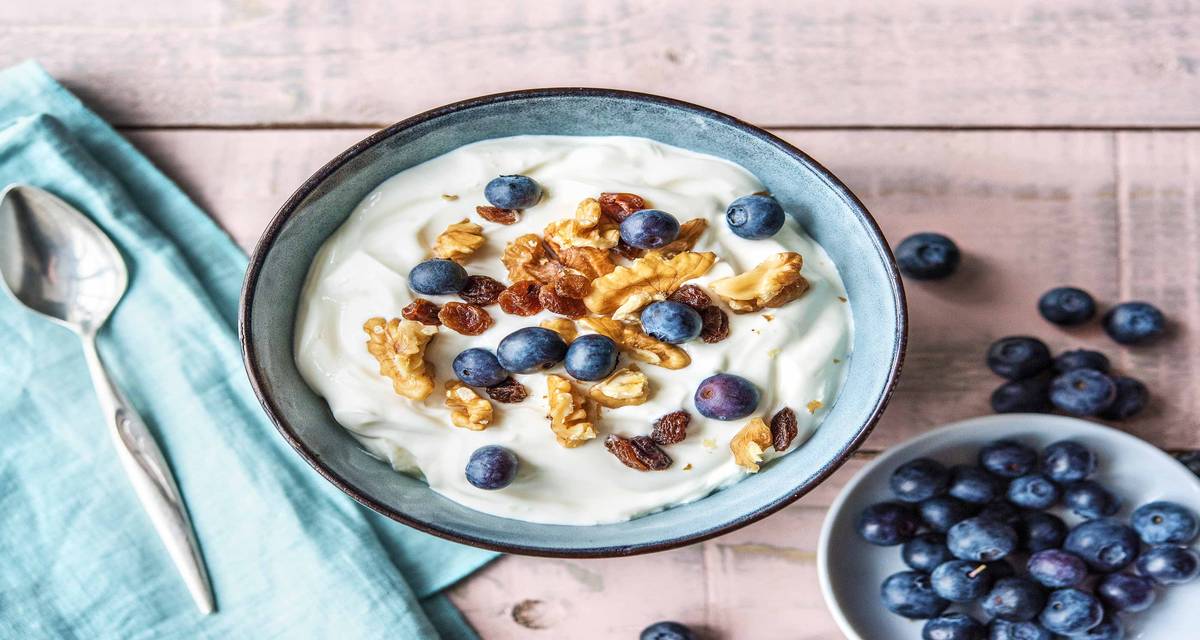 Yoghurtmix met bosbessen en walnoten-rozijnenmix Recept | HelloFresh