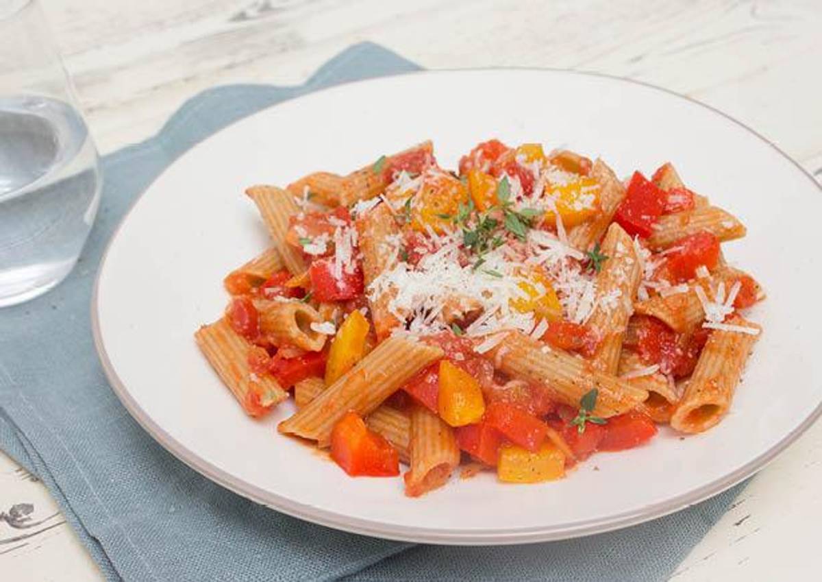Penne integrale met paprika-tijmsaus en pecorino Recept | HelloFresh