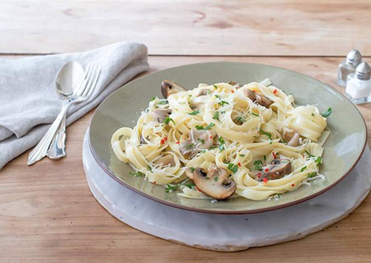 Tagliatelle Pasta mit dreierlei Pilzen Rezept | HelloFresh