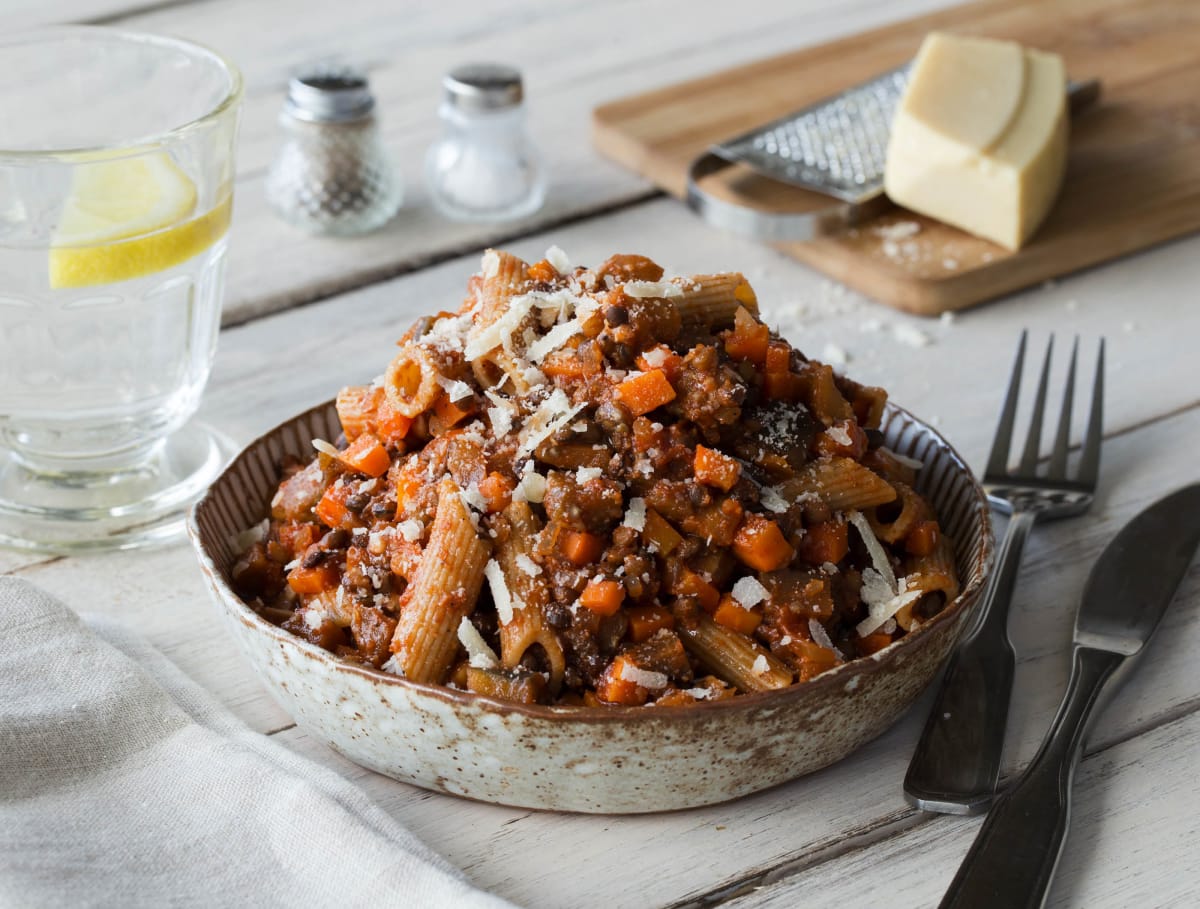 Vegetarische penne bolognese met linzen en pecorino Recept | HelloFresh Vegetarische penne bolognese met linzen en pecorino Recept | HelloFresh