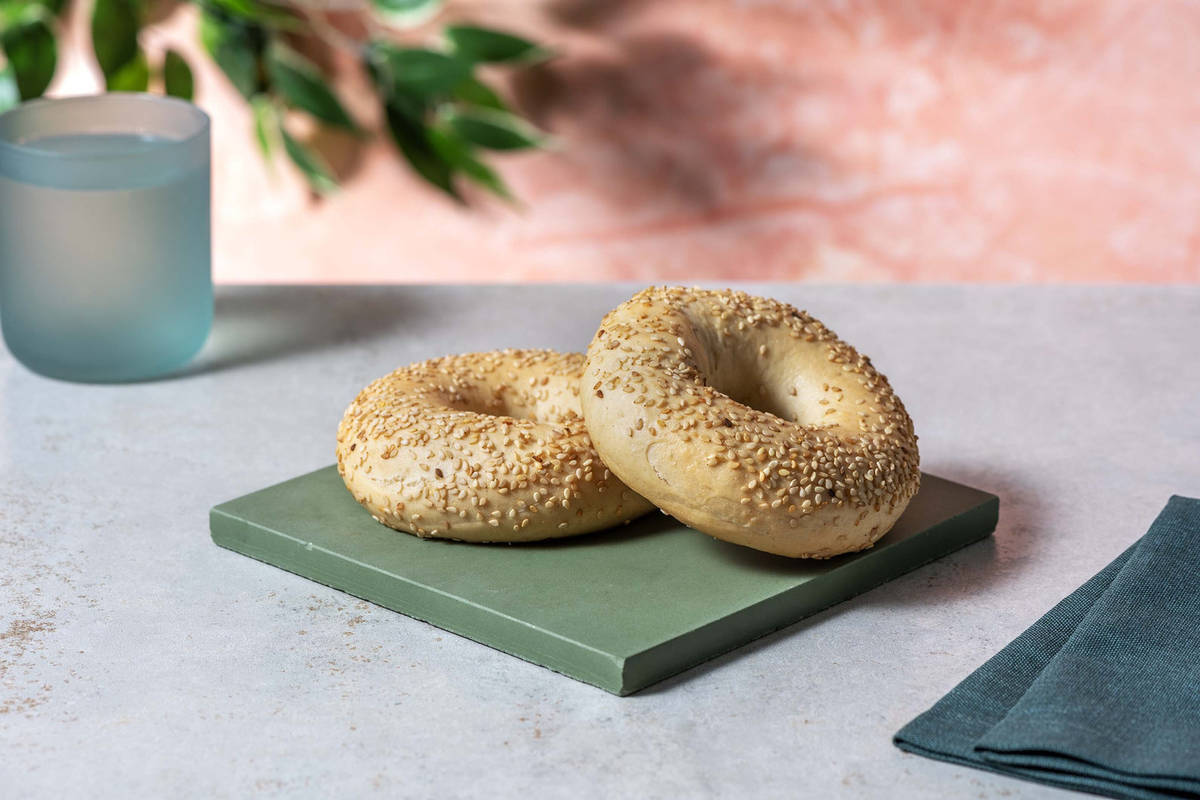 Bagels met sesamzaad Recept | HelloFresh