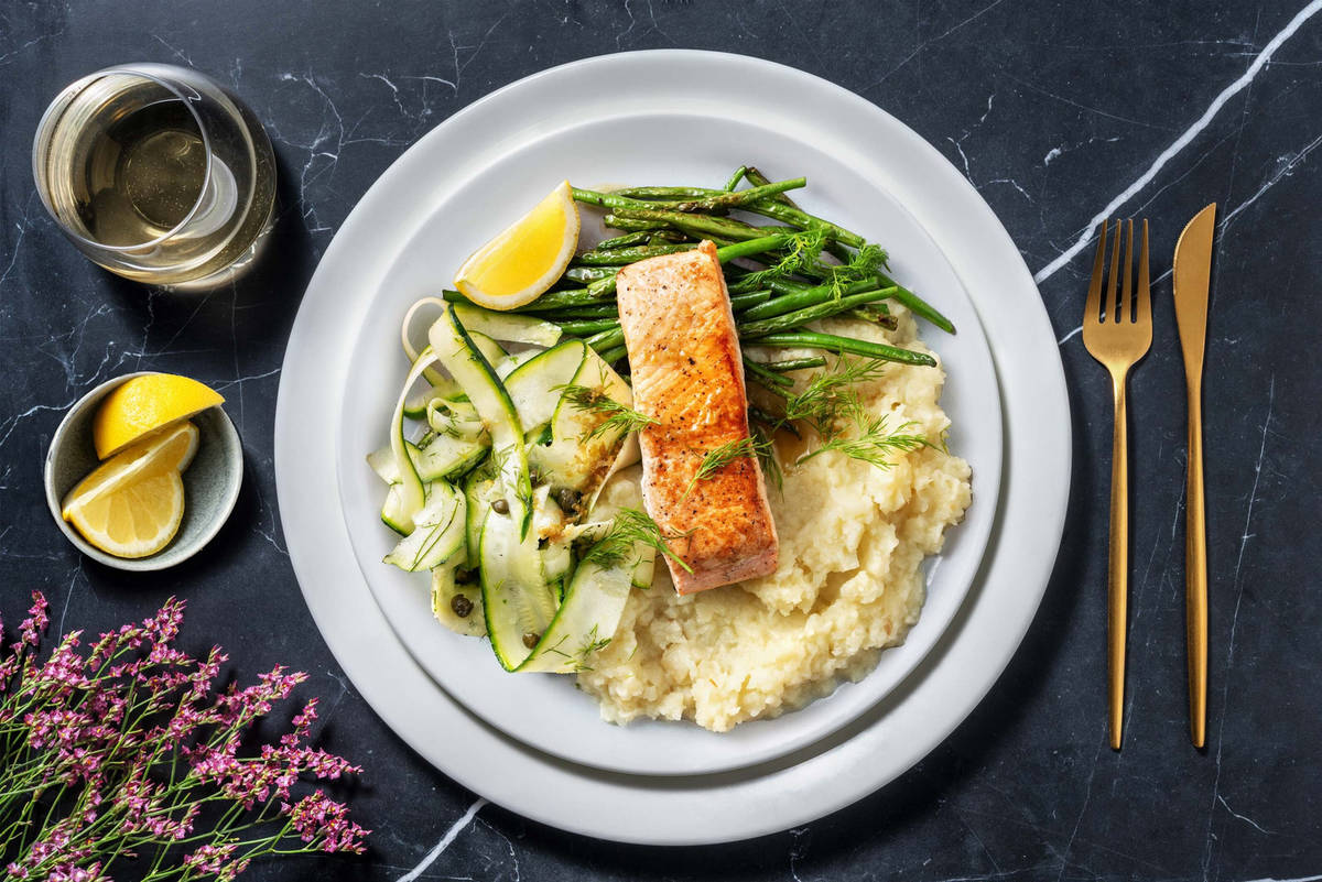 Zalm met frisse courgettelinten en knolselderijpuree Recept | HelloFresh
