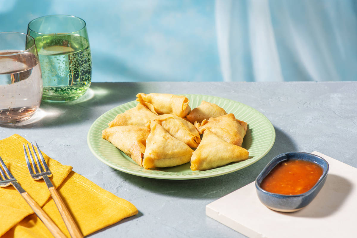 Samossas veggie : Bouchées croustillantes aux légumes & sauce aigre ...