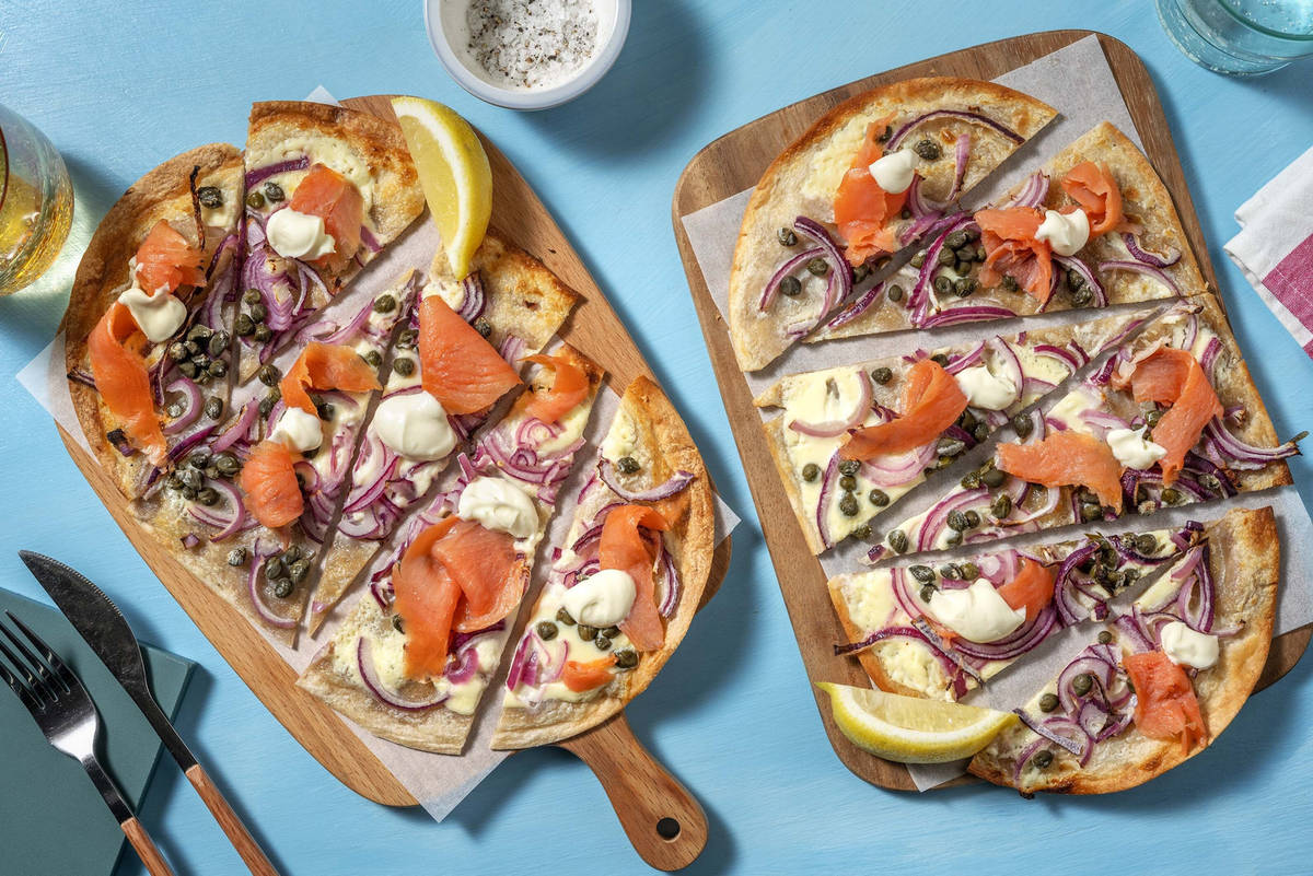 Flammkuchen met gerookte zalm Recept | HelloFresh