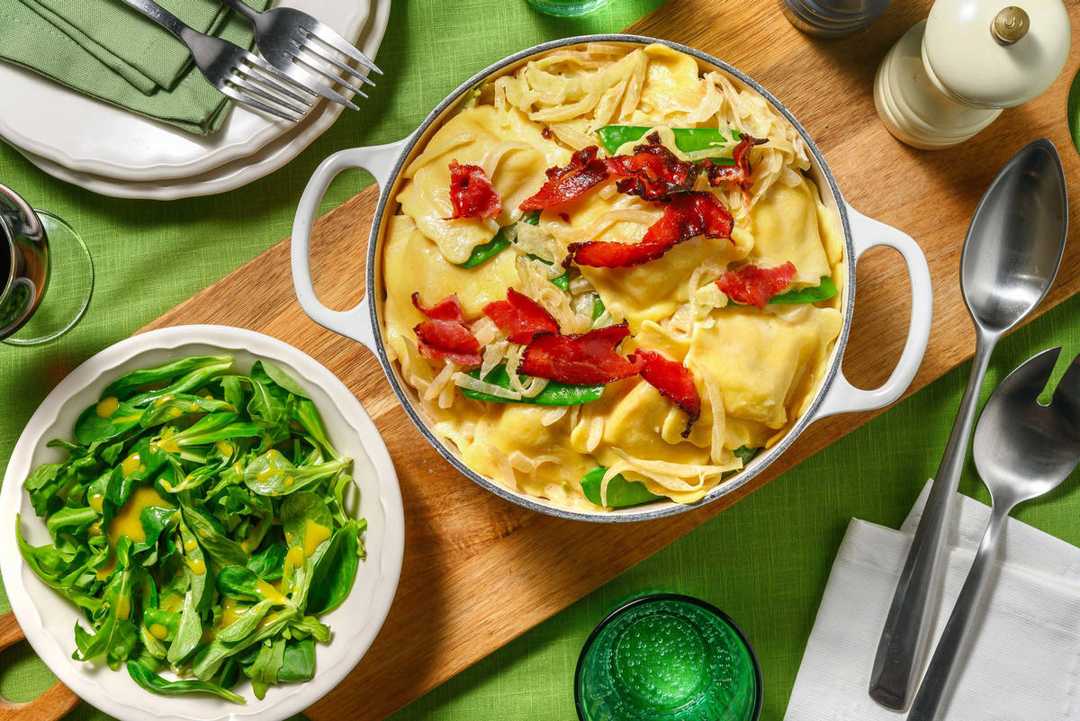 Verse ravioli met spek en venkel-geitenkaassaus Recept | HelloFresh