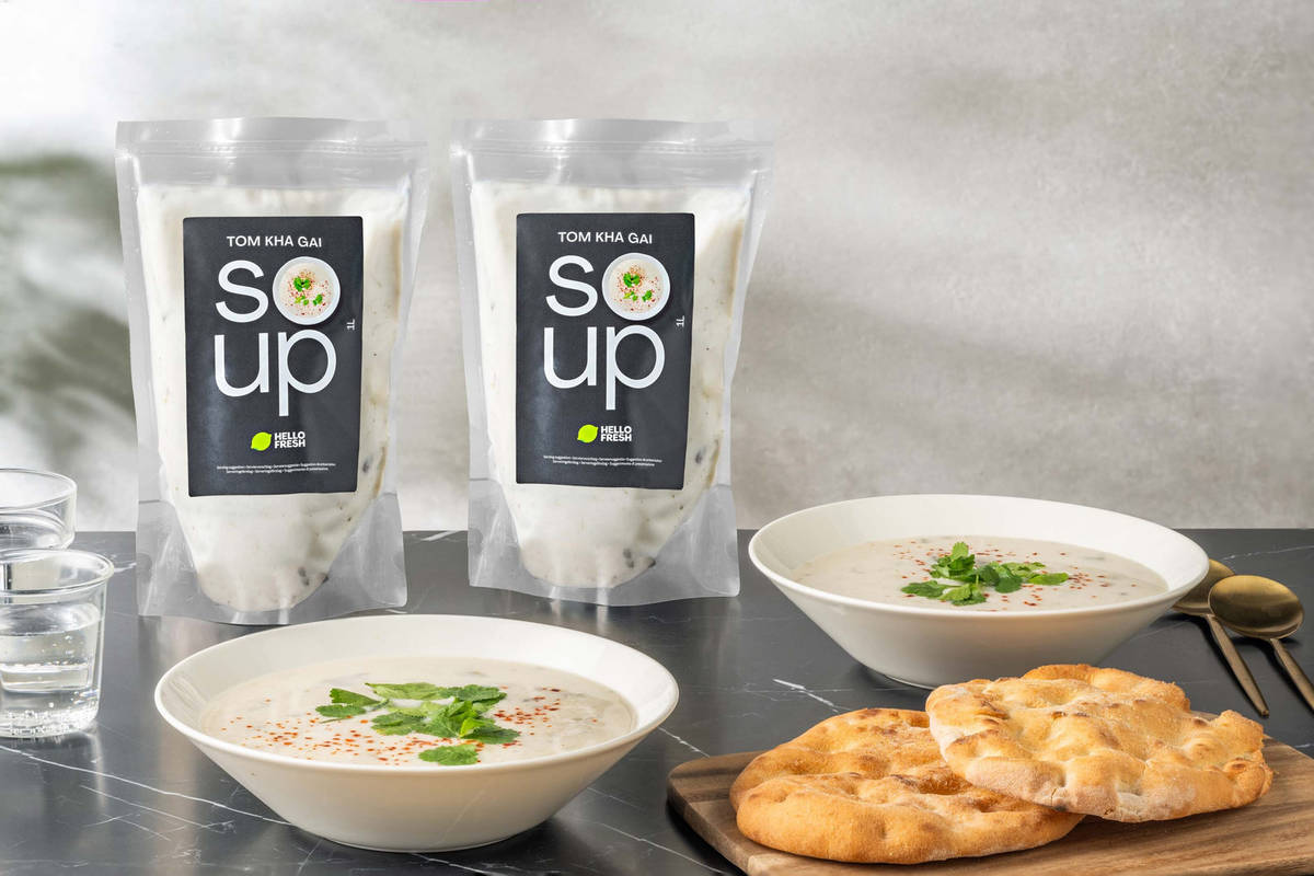 Soupe thaïlandaise au poulet et lait de coco accompagnée de pain naan ...