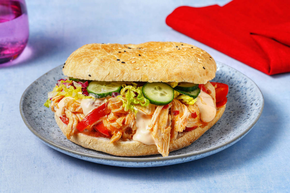 Turks broodje met spicy pulled chicken Recept | HelloFresh