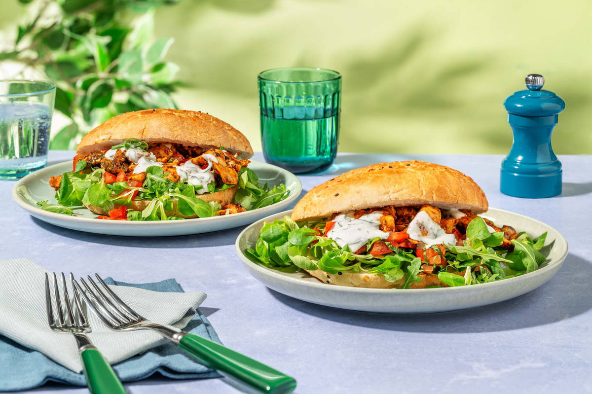 Turks broodje met kippendij en knoflooksaus Recept | HelloFresh