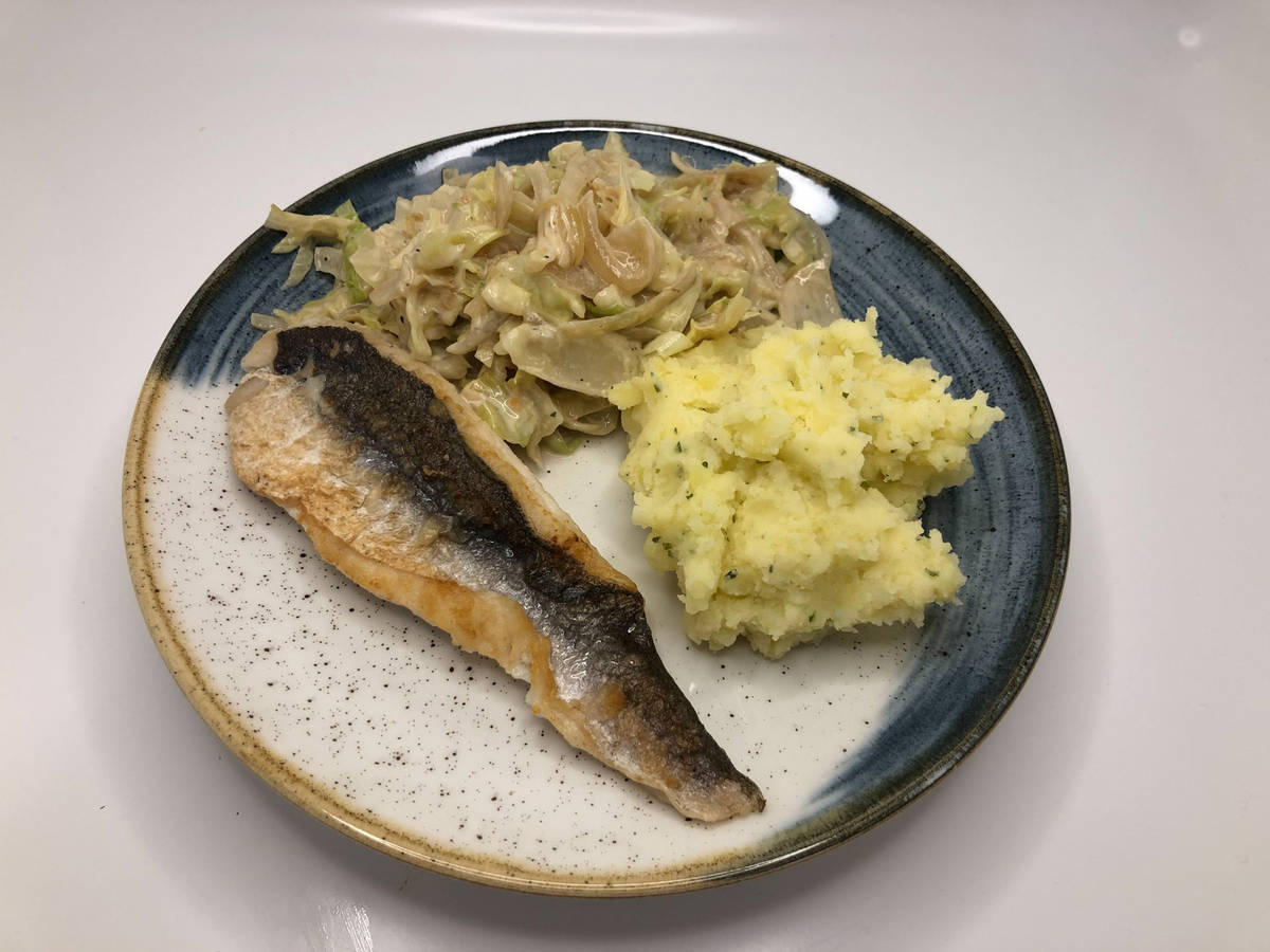 Seehecht mit Spitzkohlrahm Rezept | HelloFresh