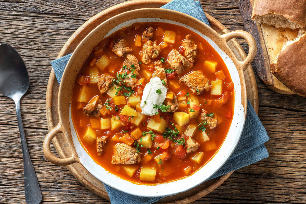 Goulashsoep met kalfssukade Recept | HelloFresh