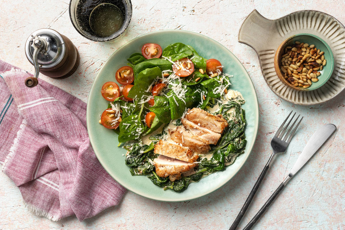 Kippendijfilet in romige spinazie Recept | HelloFresh