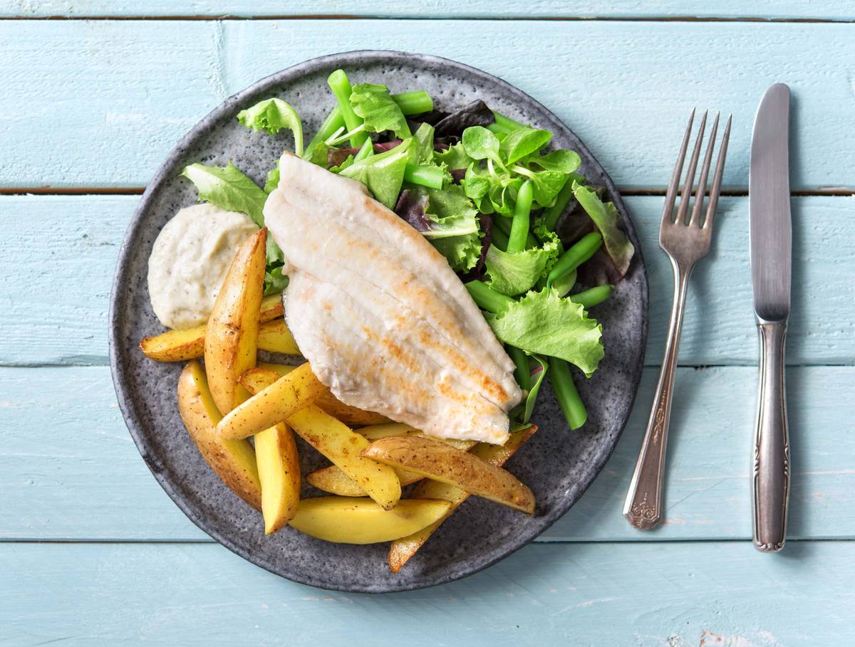 Scholfilet met ravigottesaus, ovenaardappelen en salade van ...