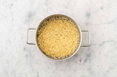 Orzo-Caesar-Salat mit Avocado und Tomate Rezept | HelloFresh