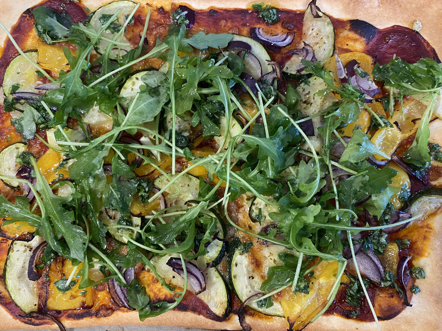Colourful vegetarian pizza Recept | HelloFresh
