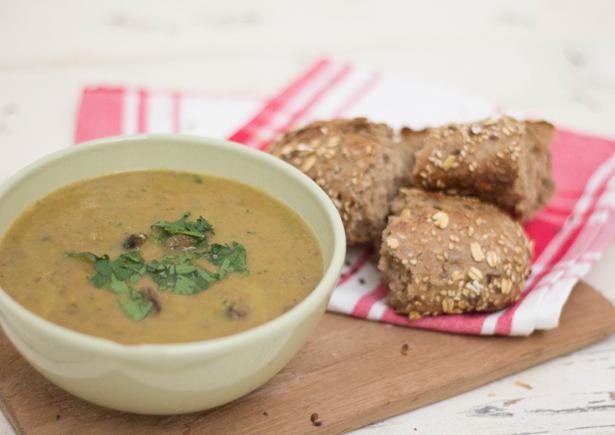 Stevige linzen-groentesoep met gedroogde pruimen Recept | HelloFresh