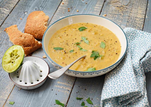 Linzensoep met limoen en een kruidig broodje Recept | HelloFresh