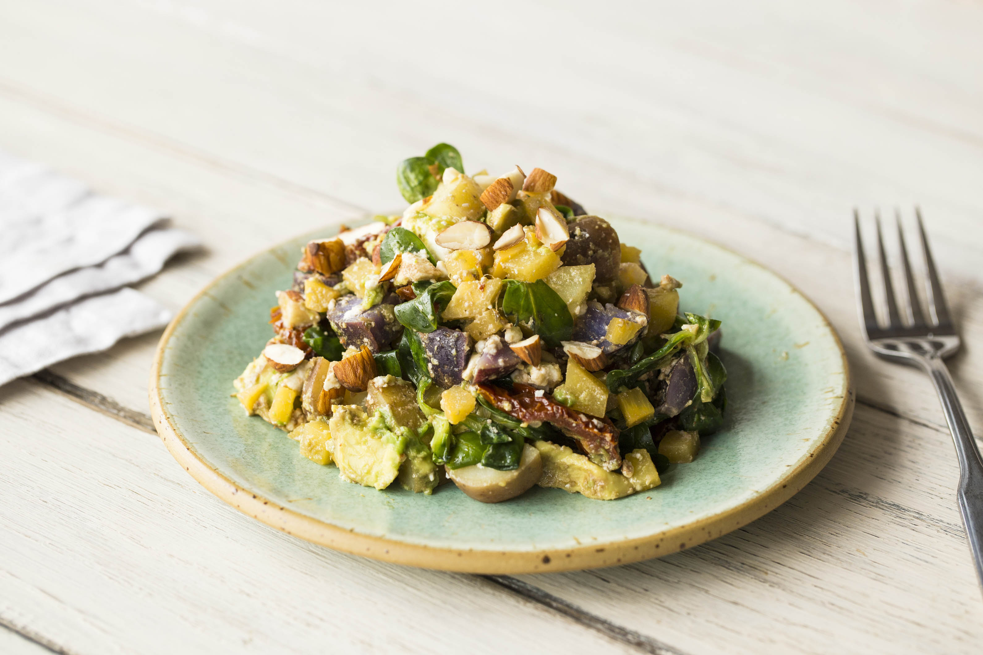 Regenboogkrieltjes met gele biet, avocado, feta en amandelen Recept ...