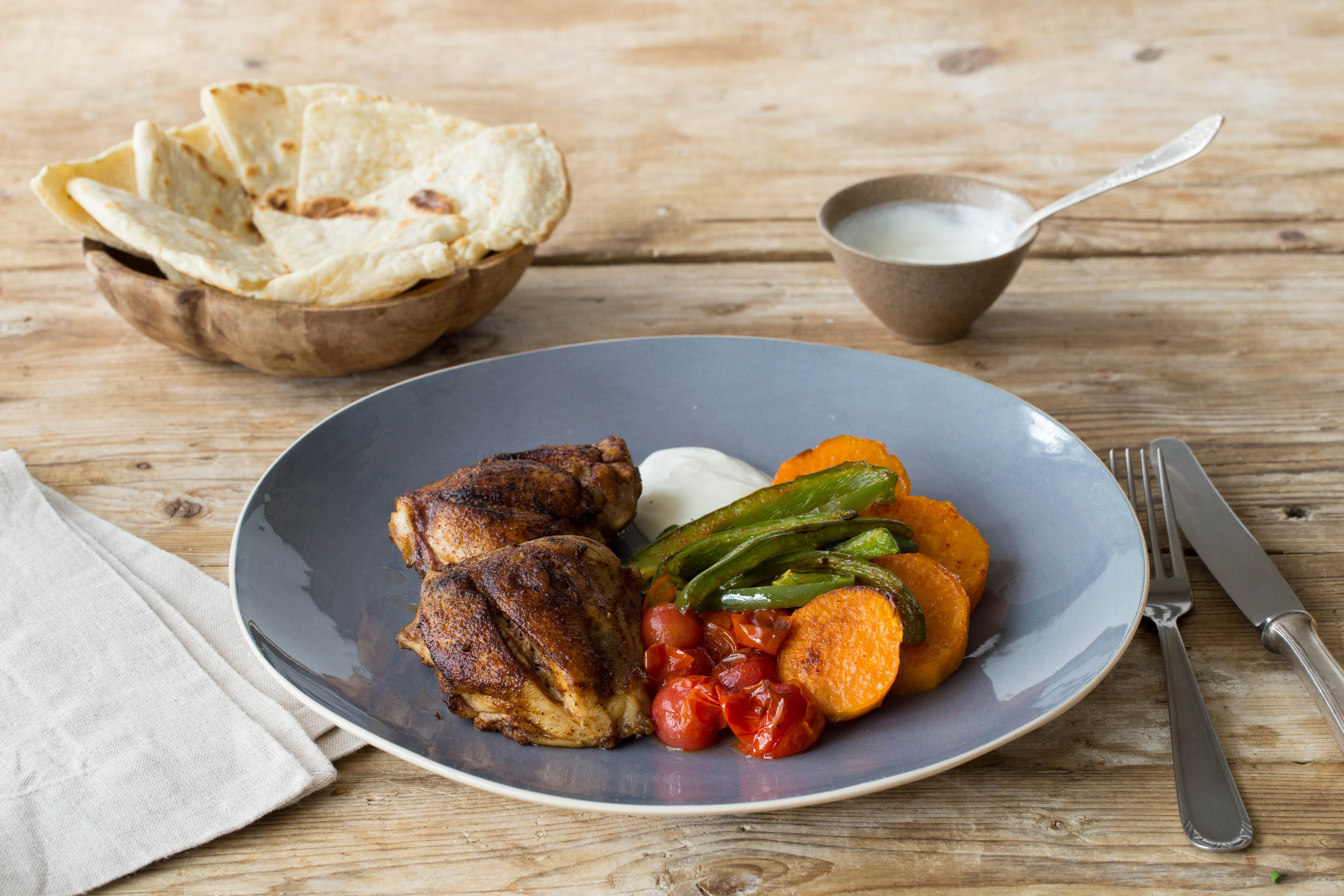 Gebakken kippendij met groenten met baharat, naanbrood en frisse ...