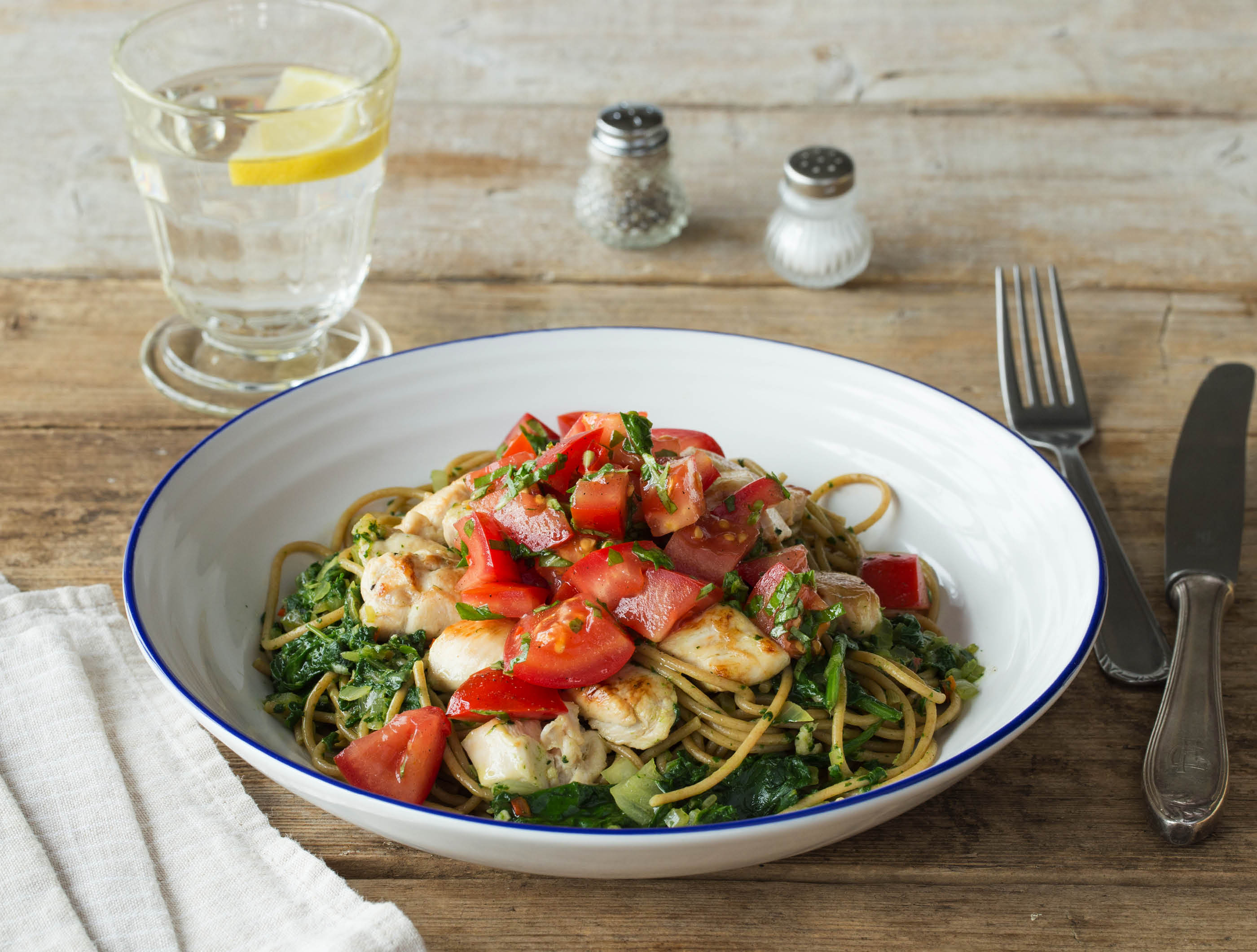 Spaghetti integrale met kippendijfilet en tomatensalsa Recept | HelloFresh