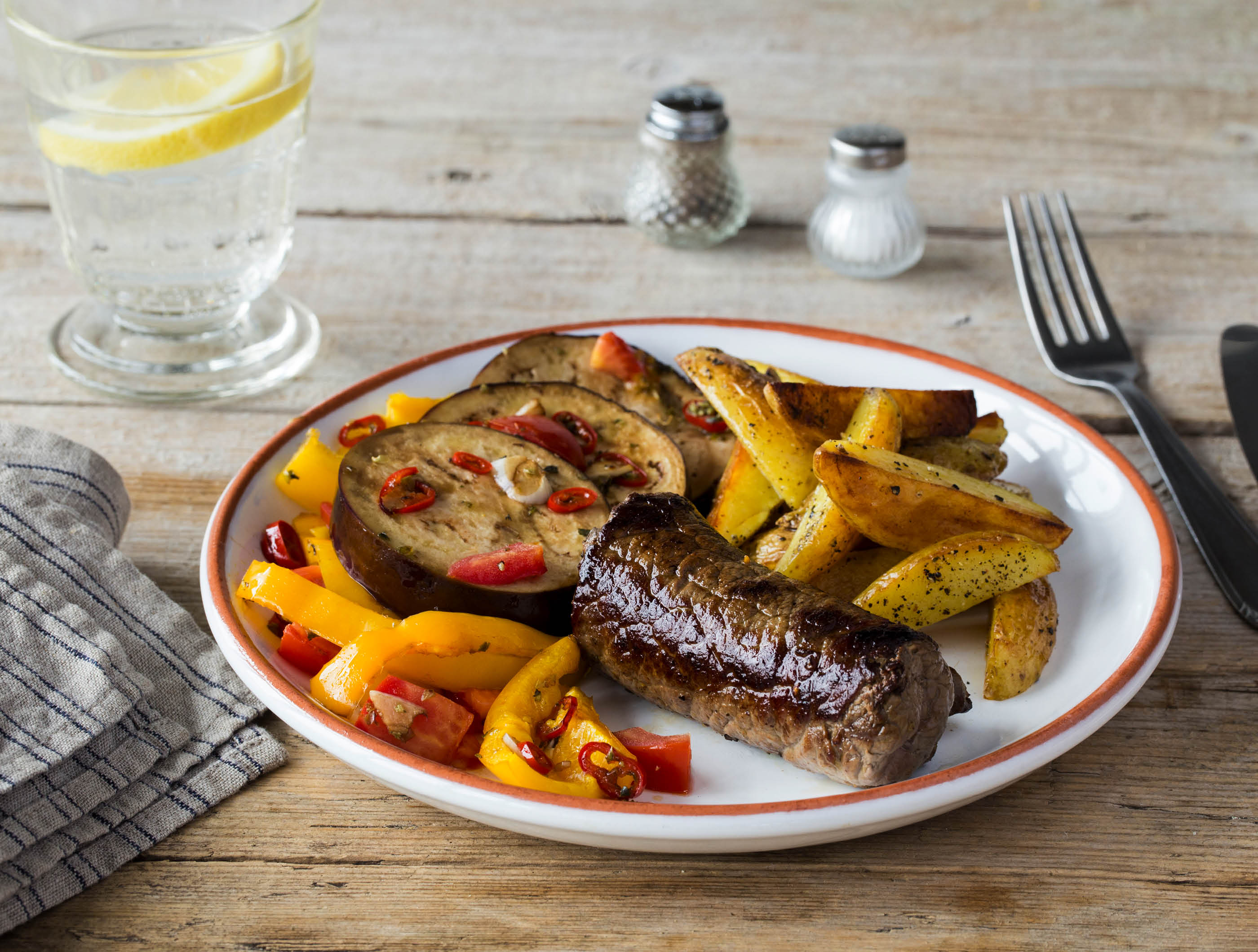 Gevulde runderrolletjes met gebakken aardappelen en gegrilde groenten ...