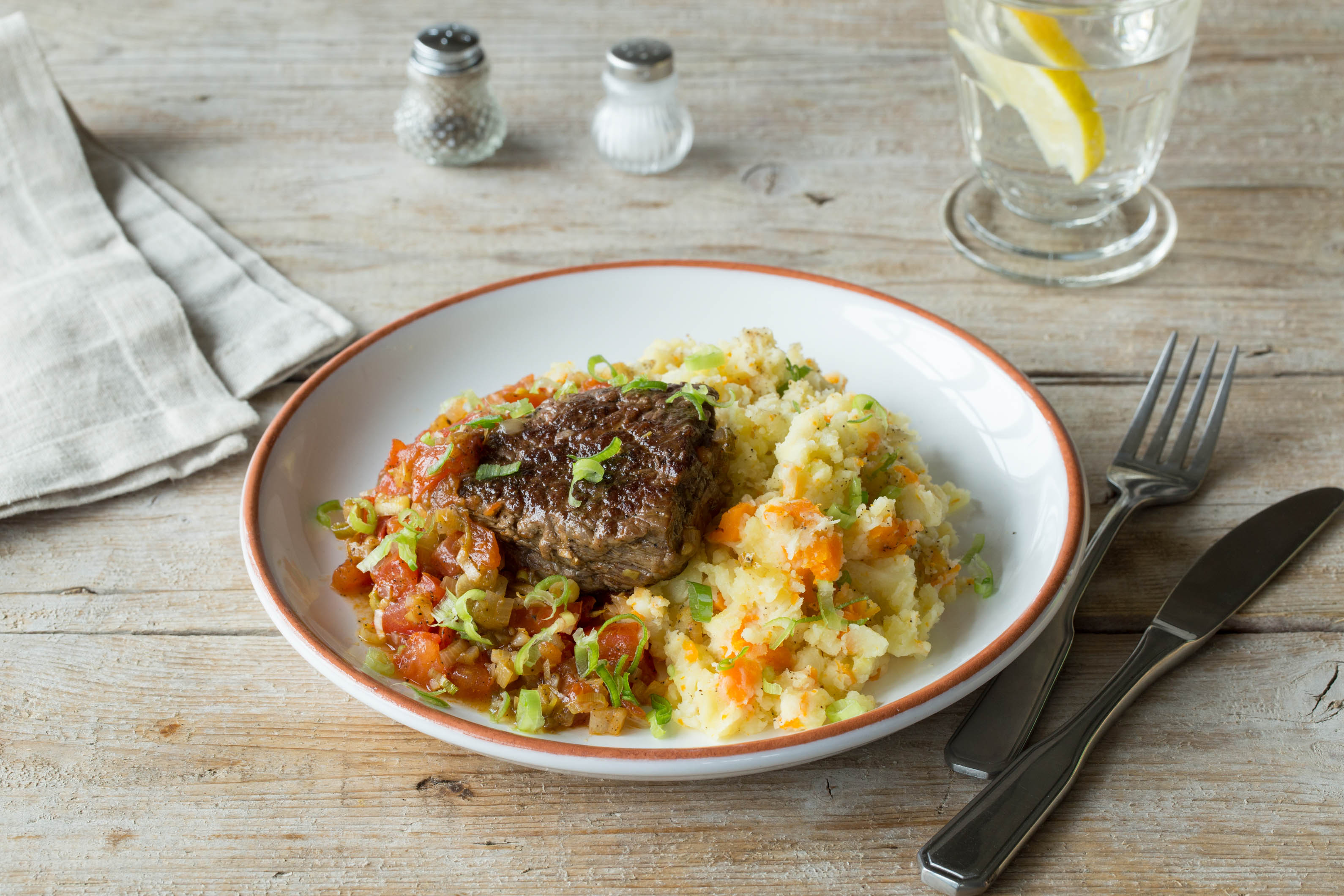Saftiges Rinderhüftsteak mit Rosmarin-Tomatensoße Rezept | HelloFresh