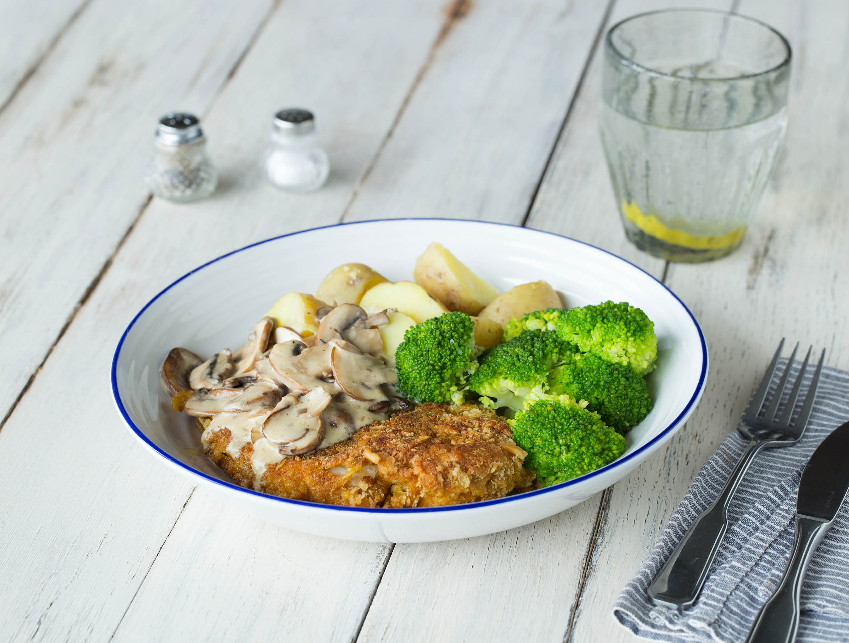 Kipschnitzel met broccoli, paddenstoelenroomsaus en aardappelen Recept ...