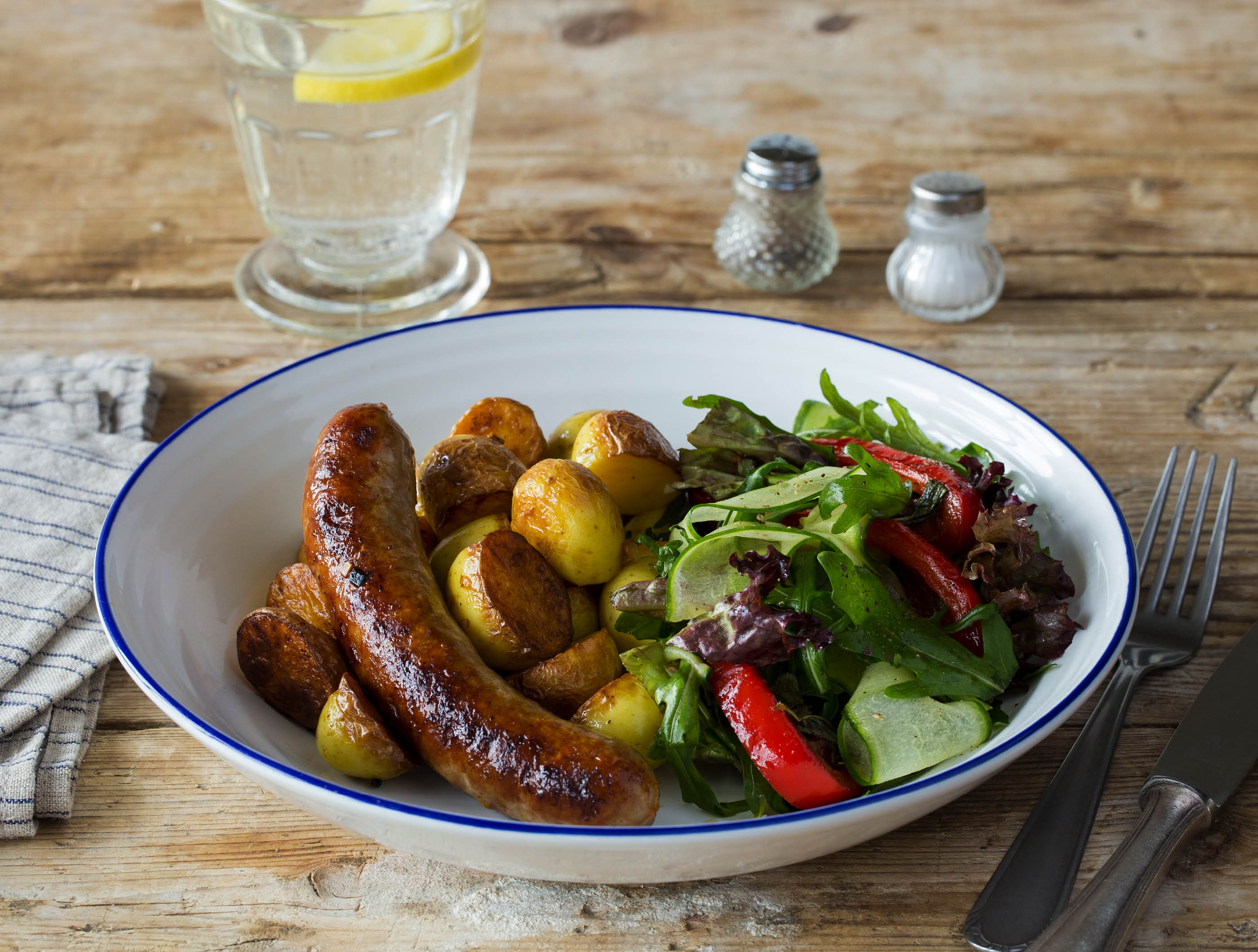 Worst van Brandt & Levie, salade met warme paprika en gebakken ...