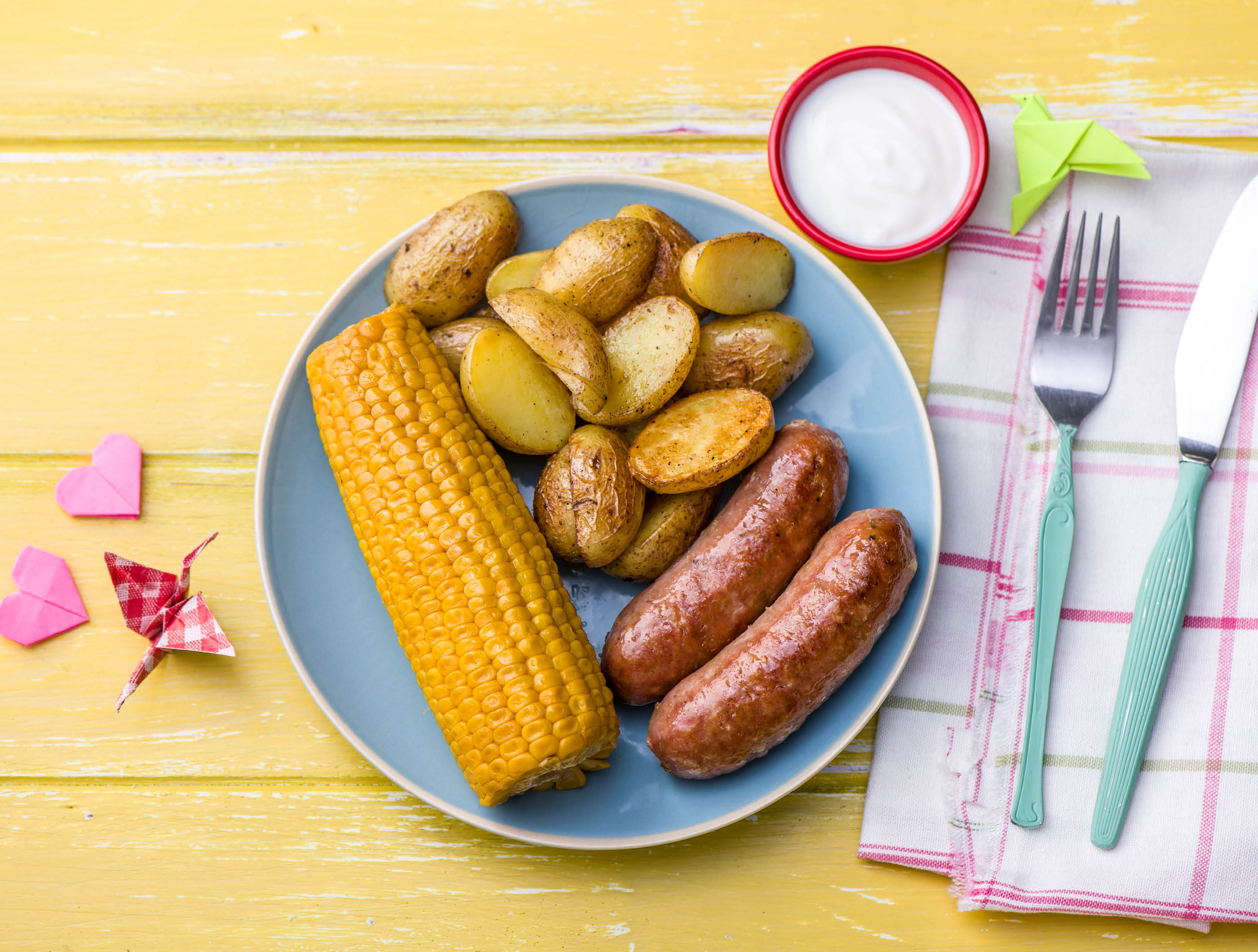 Kipsaucijsjes met gele maïskolf en labne Recept | HelloFresh