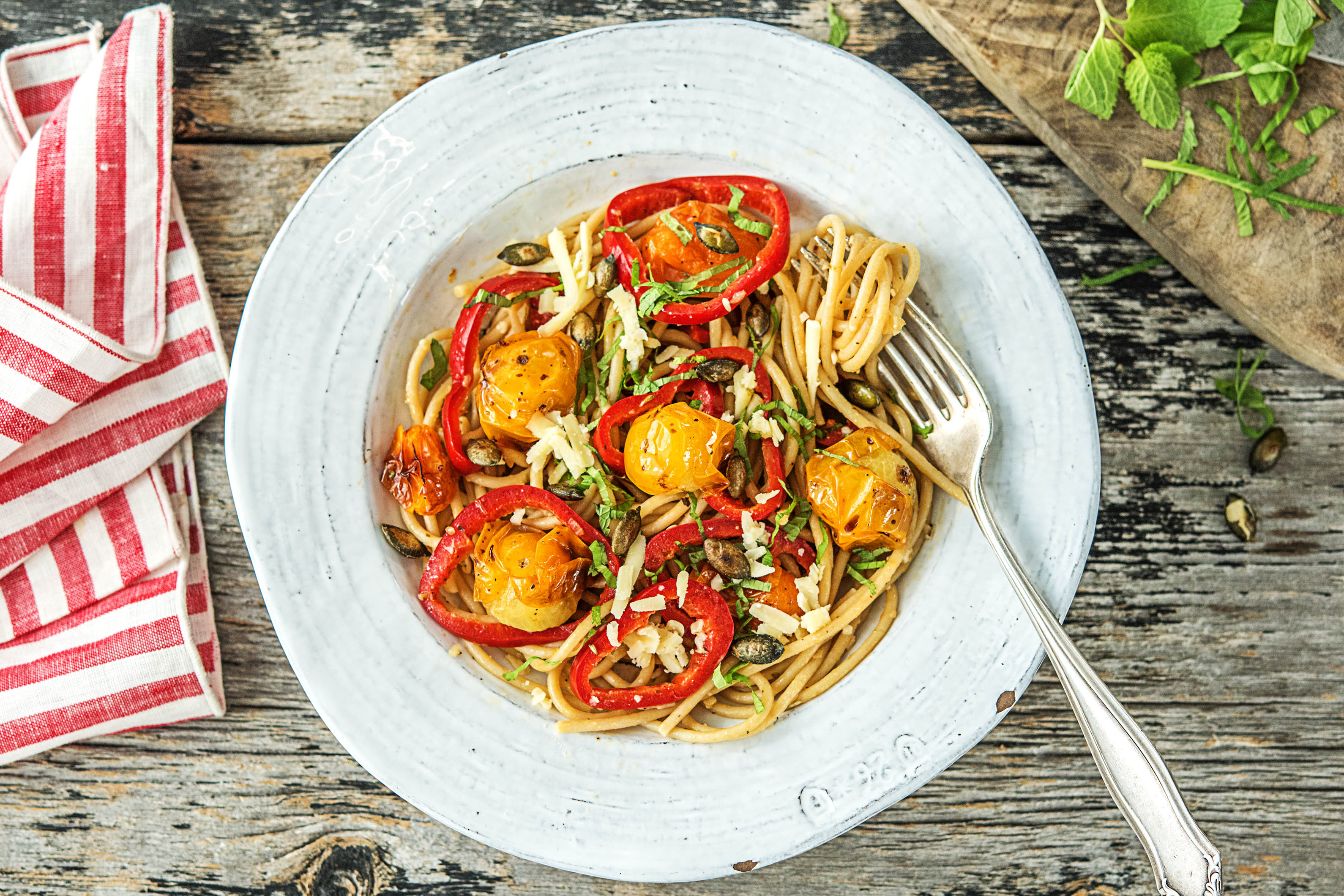 Spaghetti integrale met zoete tomaten en gruyère Recept | HelloFresh