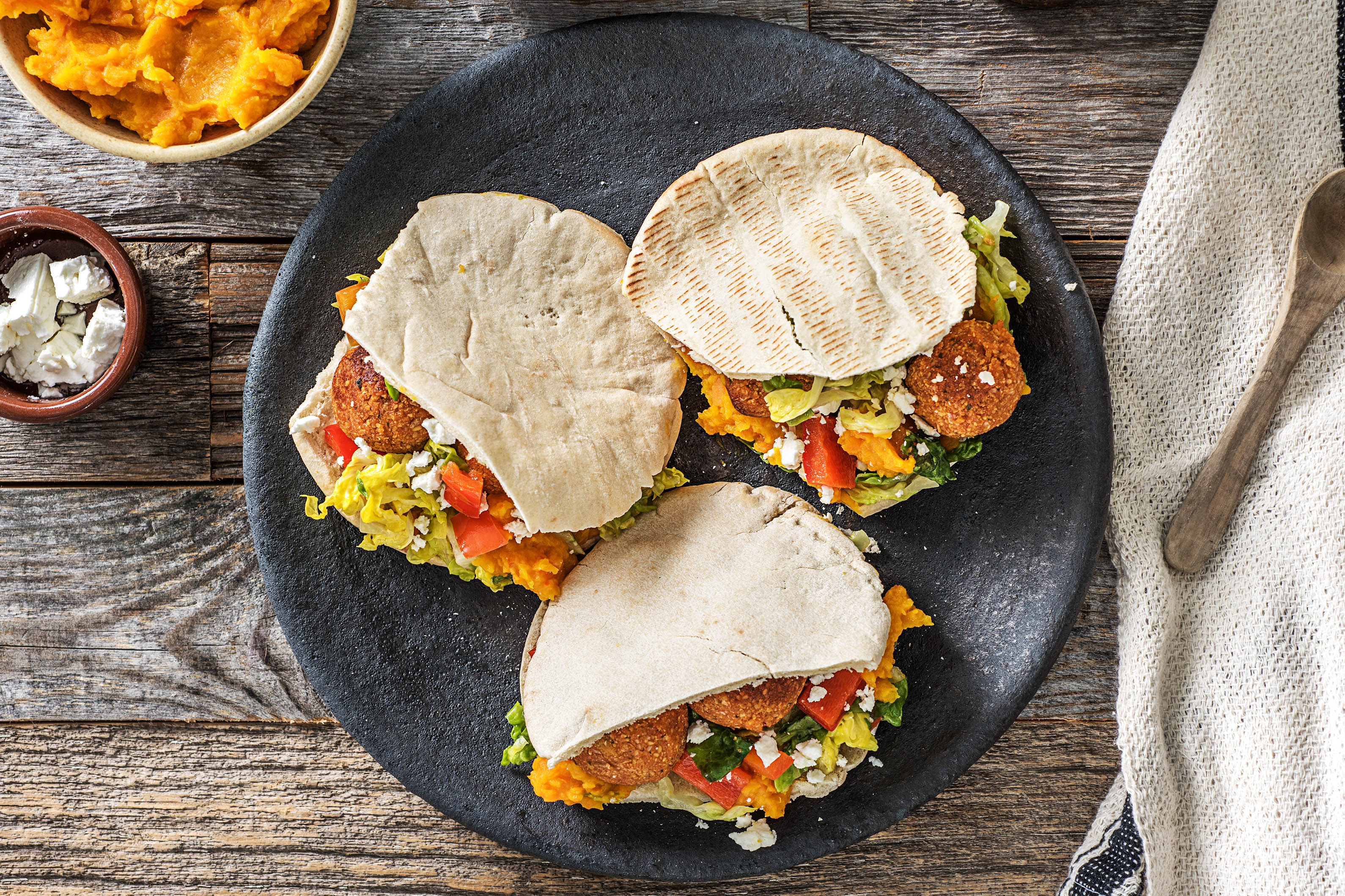 Pitas aux falafels et sauce yazzara Recette | HelloFresh