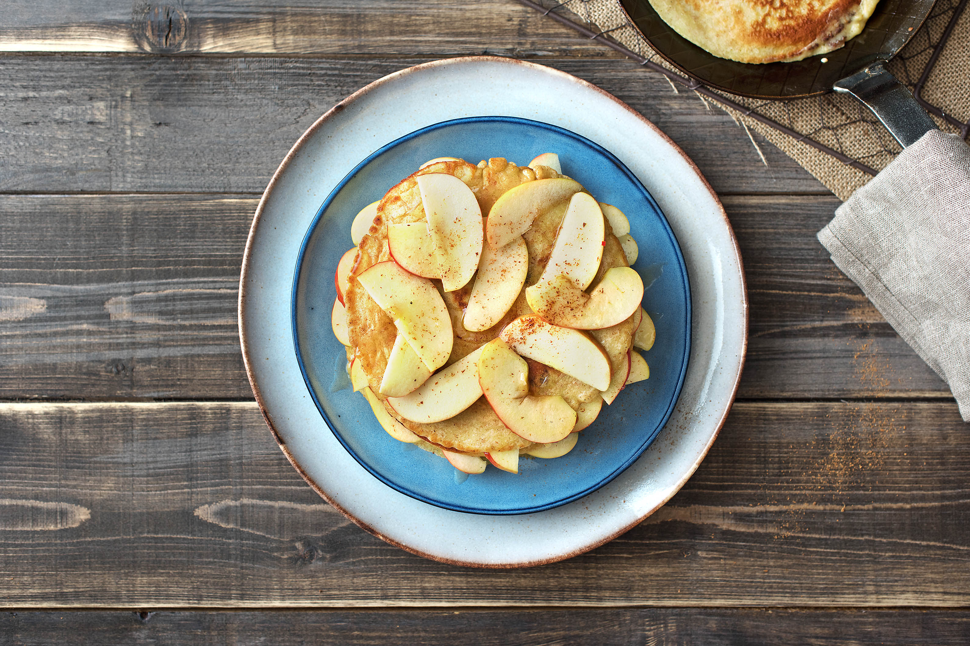 Pannenkoeken met appel en rozijnen Recept | HelloFresh