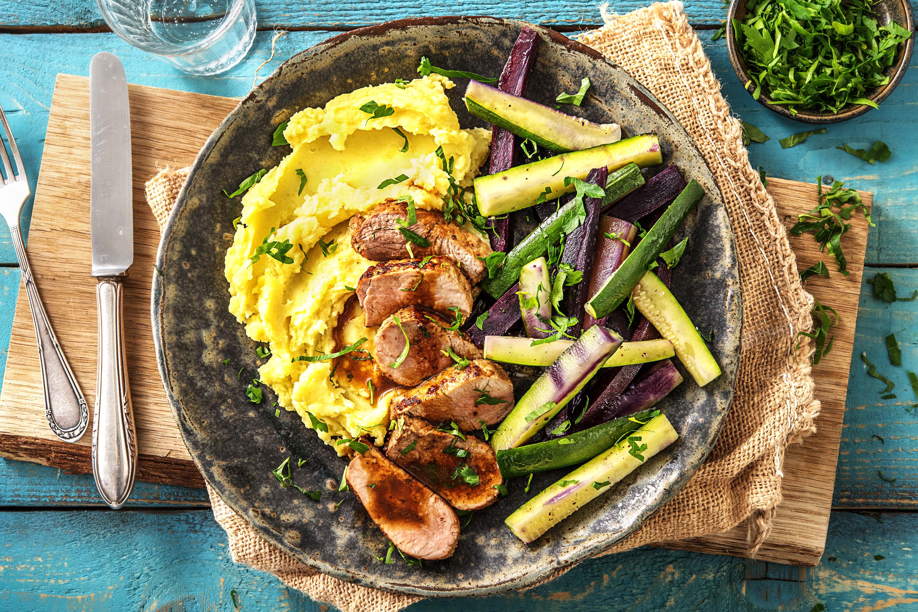 Honig-Senf-Schweinefilet mit Ofen-Gemüse-Sticks Rezept | HelloFresh