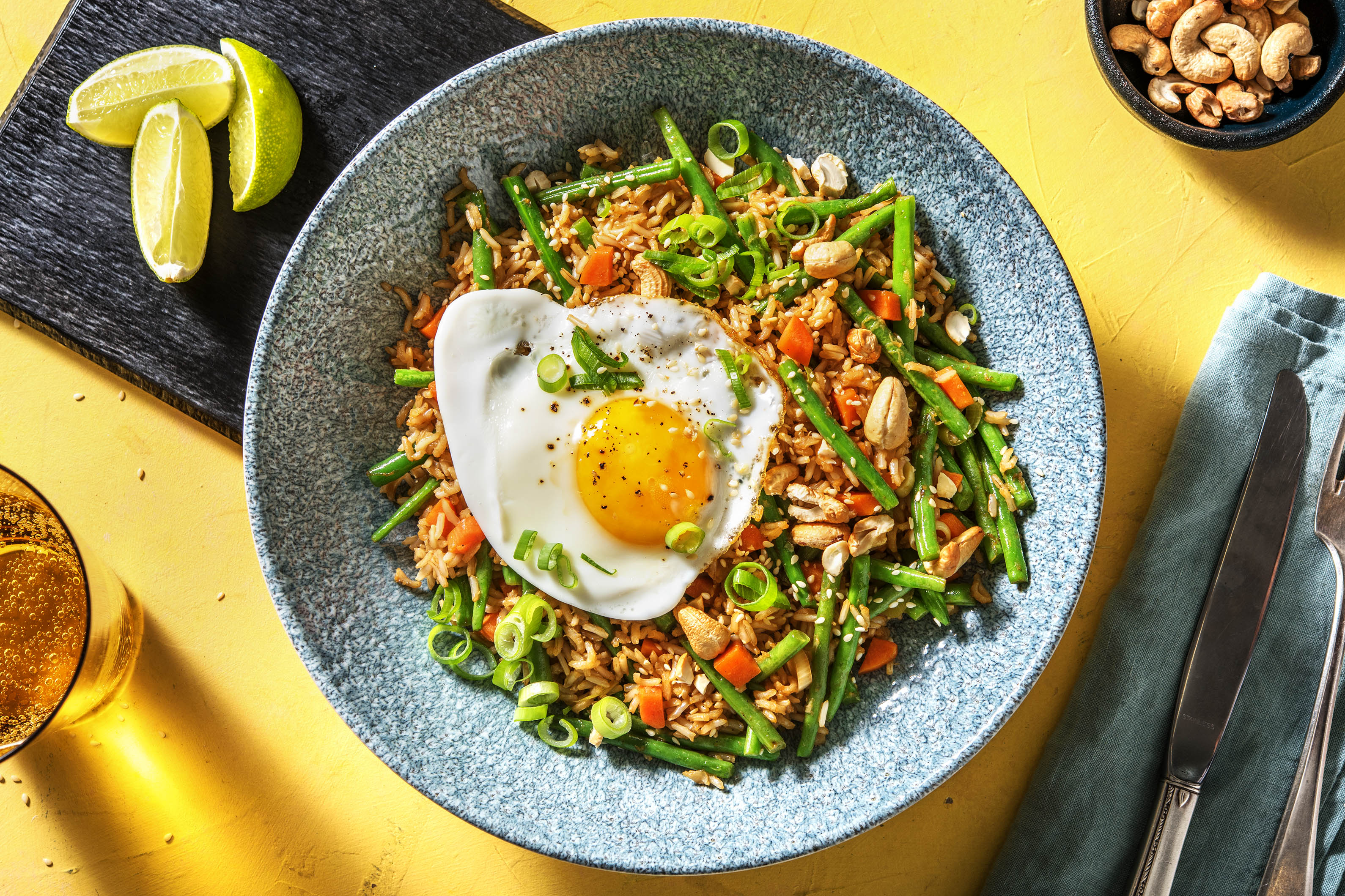 Riz sauté aux légumes et œuf au plat Recette | HelloFresh