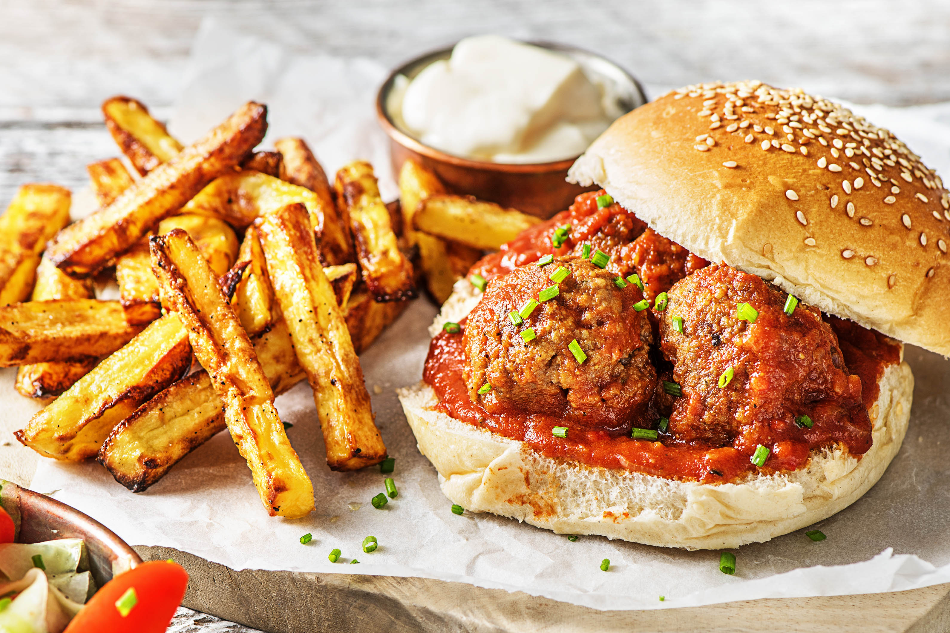 Broodje met gehaktballen in lichtpittige barbecuesaus Recept | HelloFresh