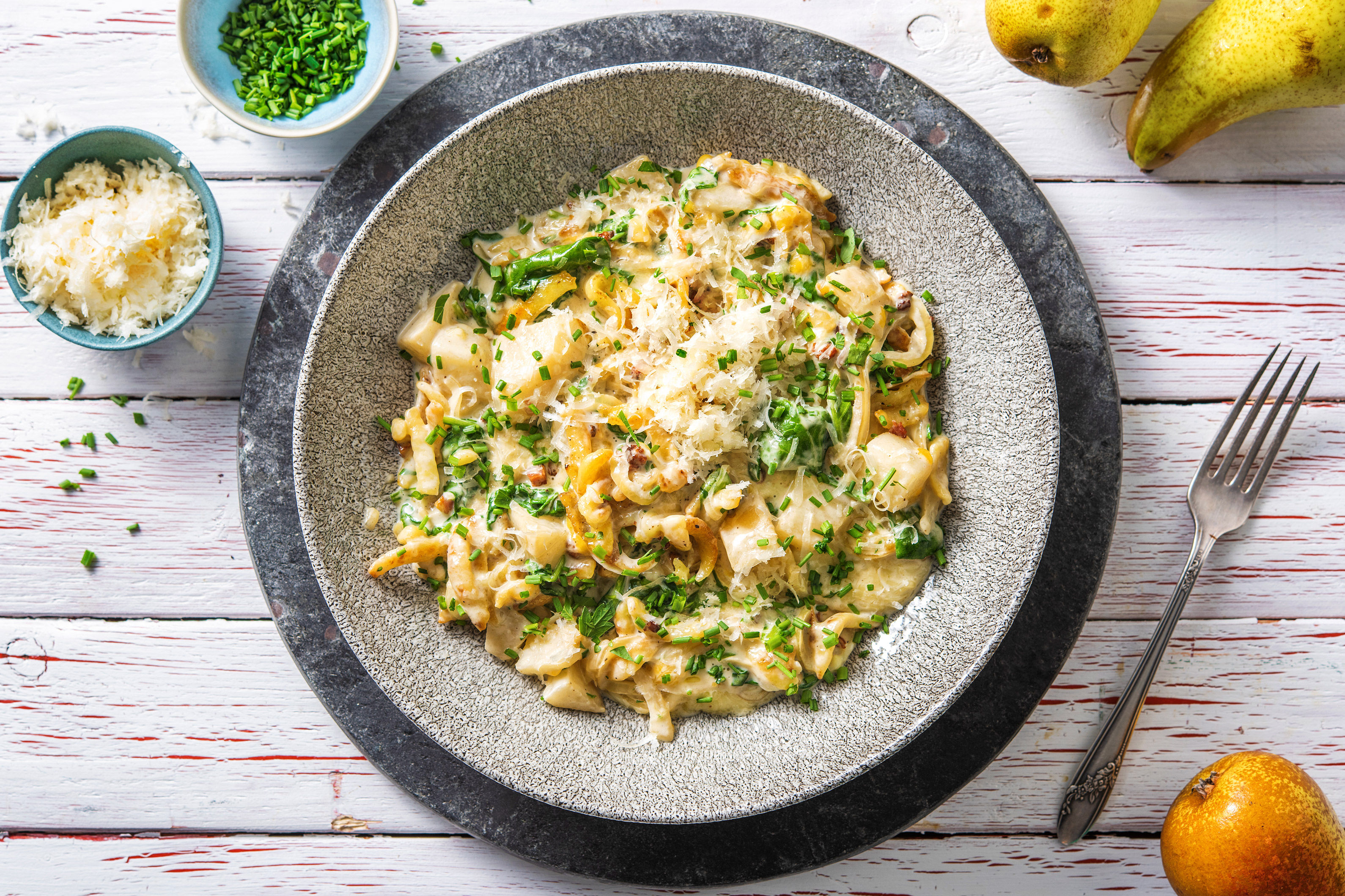 Käsespätzle mit Birnen-Schinkenspeck, Rezept | HelloFresh