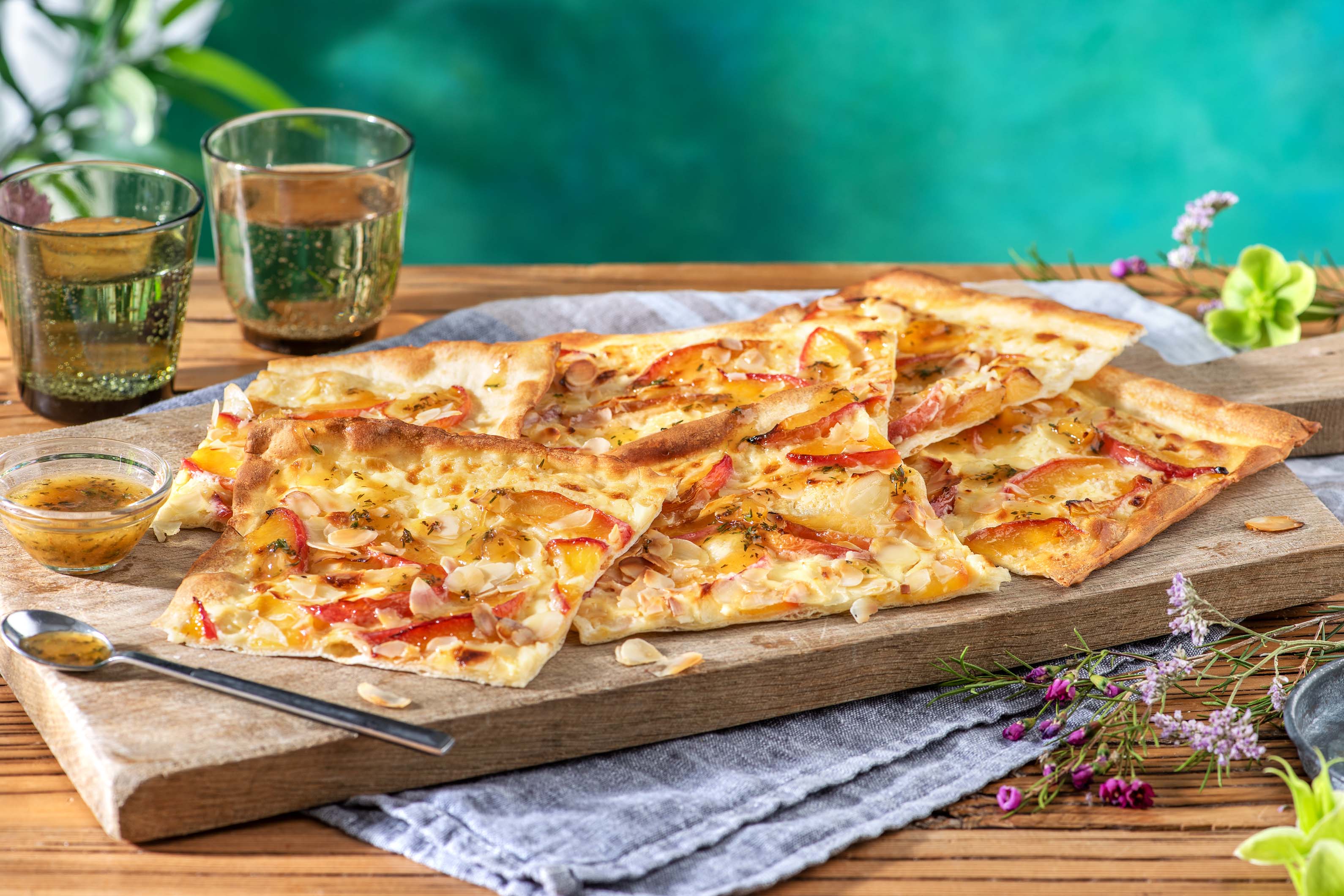 Flammkuchen mit Nektarinen Rezept | HelloFresh