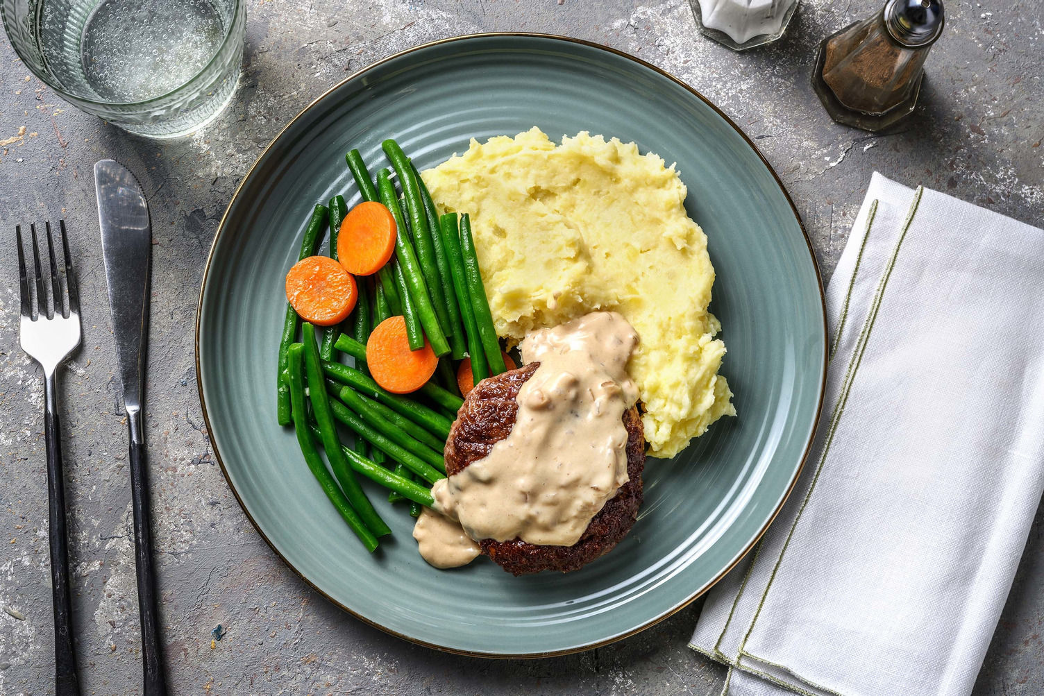 Meatier burger met mosterdroomsaus Recept | HelloFresh
