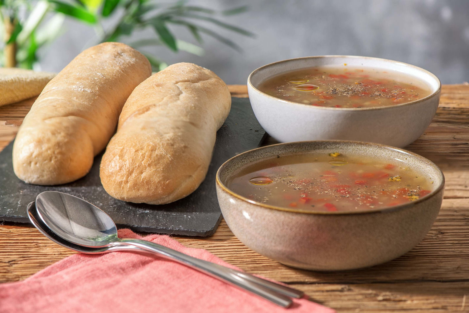 Verse kippensoep met baguette Recept | HelloFresh
